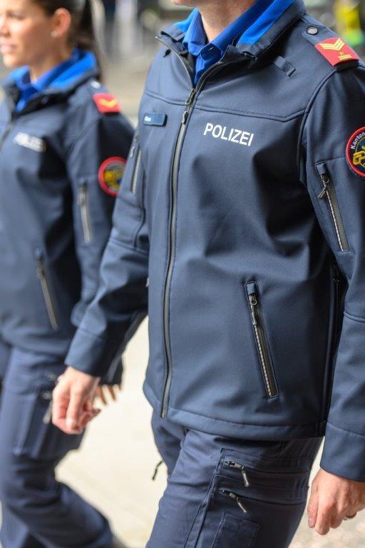 Neue Polizeiuniform wird ausgeliefert | Kanton Zürich