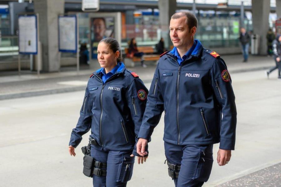 Neue Polizeiuniform wird ausgeliefert | Kanton Zürich