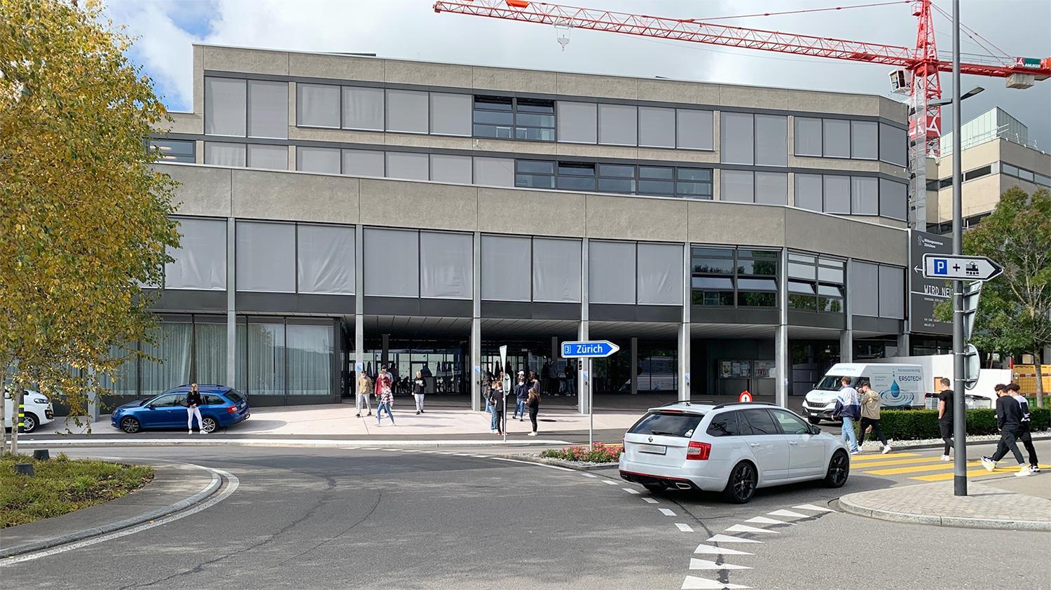 Bildungszentrum Zürichsee: Neubau mit Sporthalle eingeweiht | Kanton Zürich