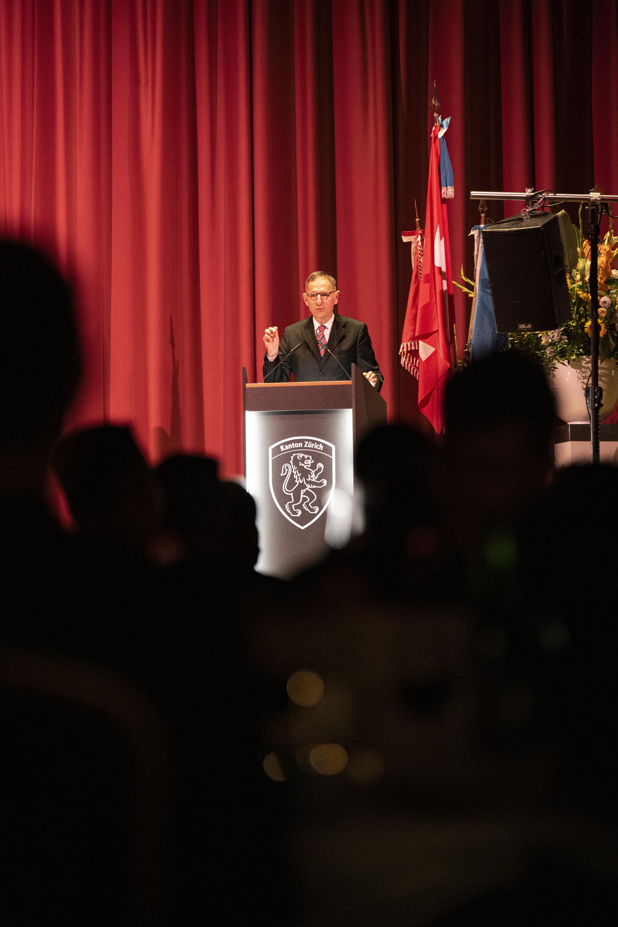 Sicherheitsdirektor Mario Fehr verdankt verdiente Offiziere und ...
