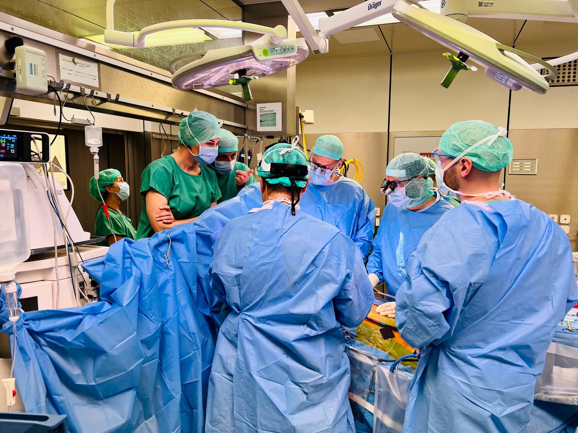 Gesundheitsdirektorin Natalie Rickli besucht Klinik für Herzchirurgie ...