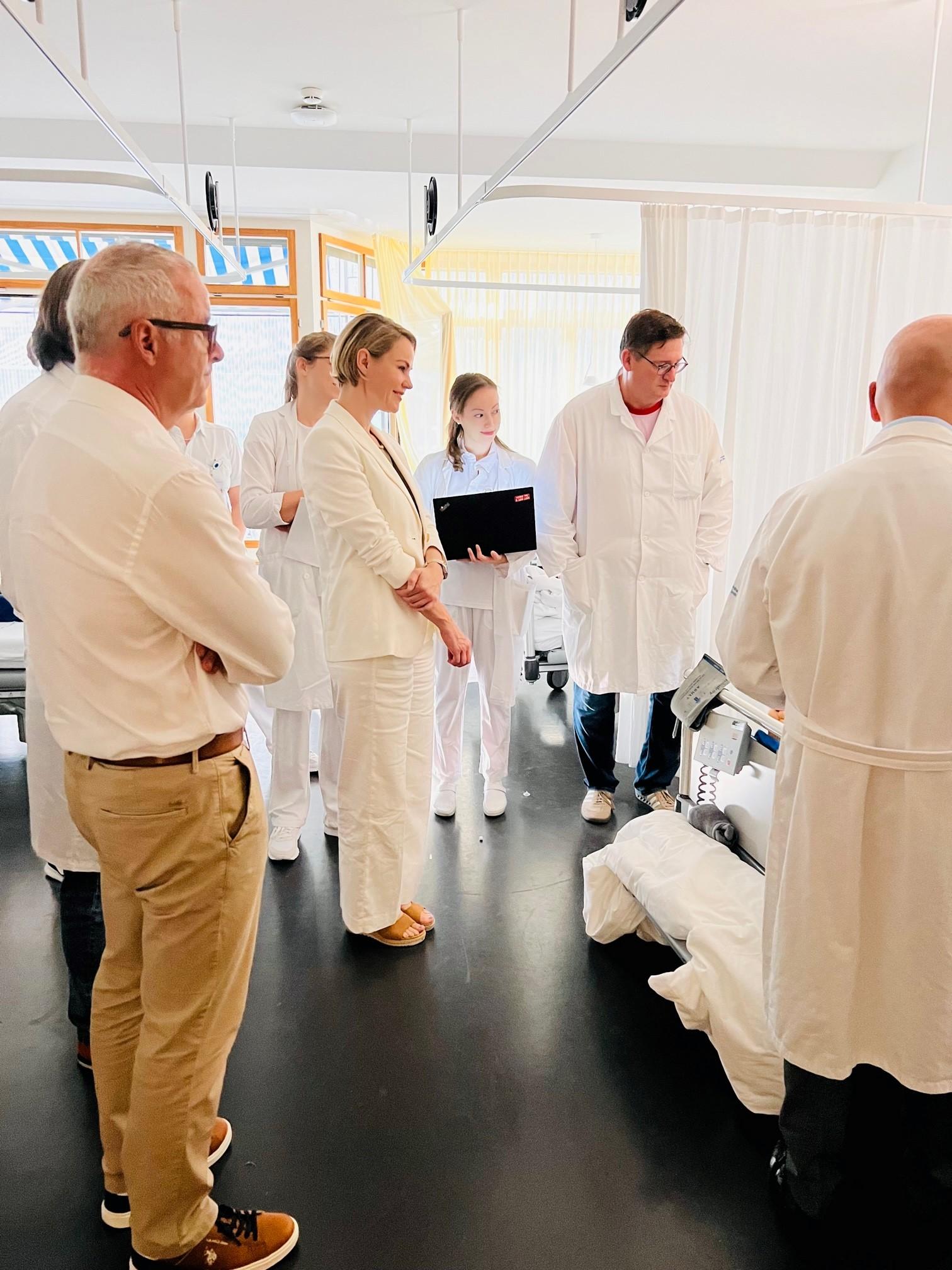 Gesundheitsdirektorin Natalie Rickli besucht Klinik für Herzchirurgie ...