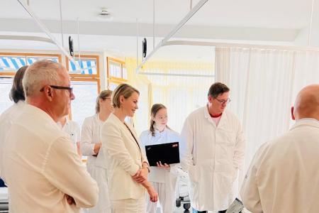Gesundheitsdirektorin Natalie Rickli besucht Klinik für Herzchirurgie ...