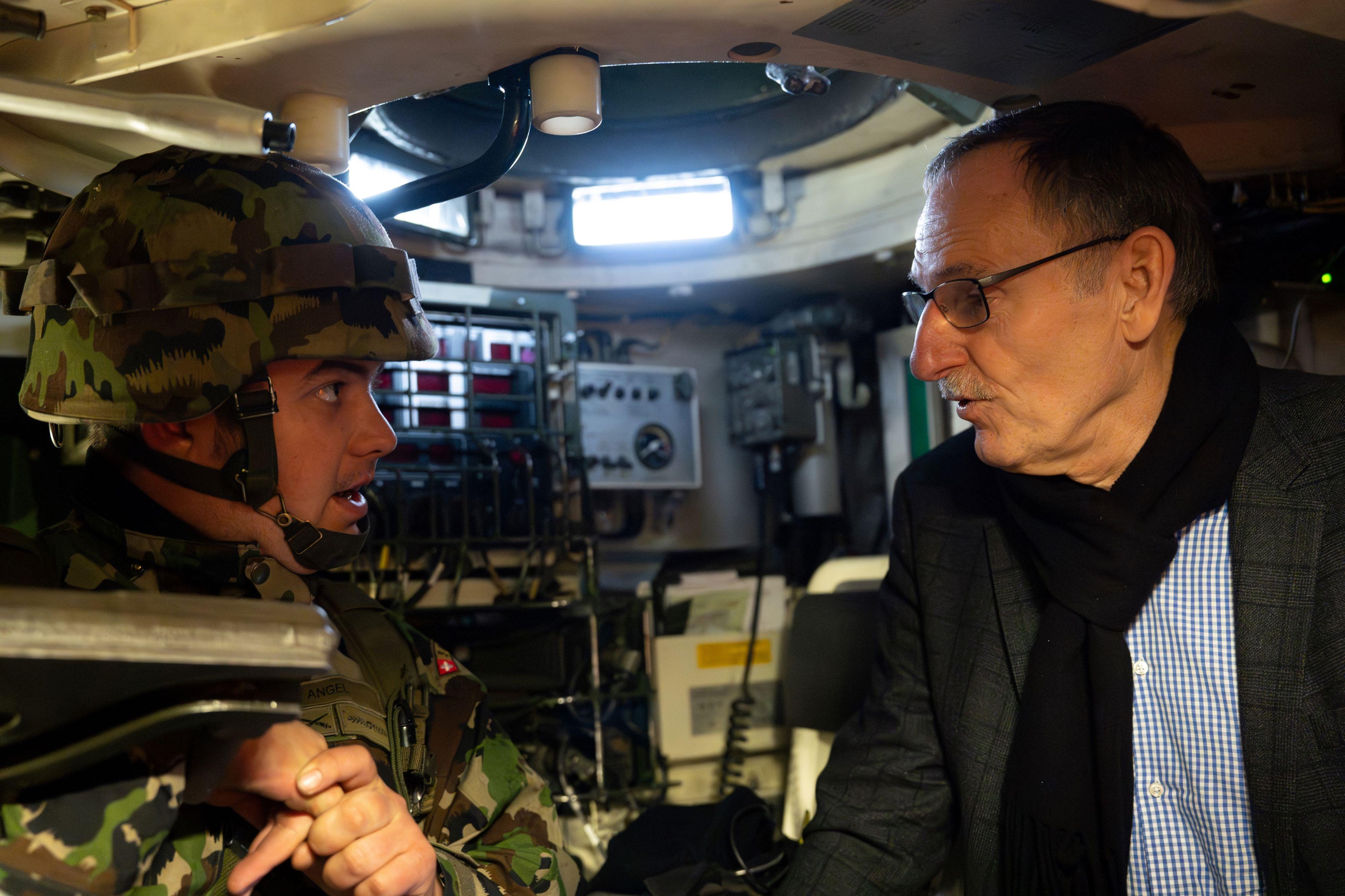 Regierungspräsident Mario Fehr besucht Artilleristen im Wallis | Kanton ...