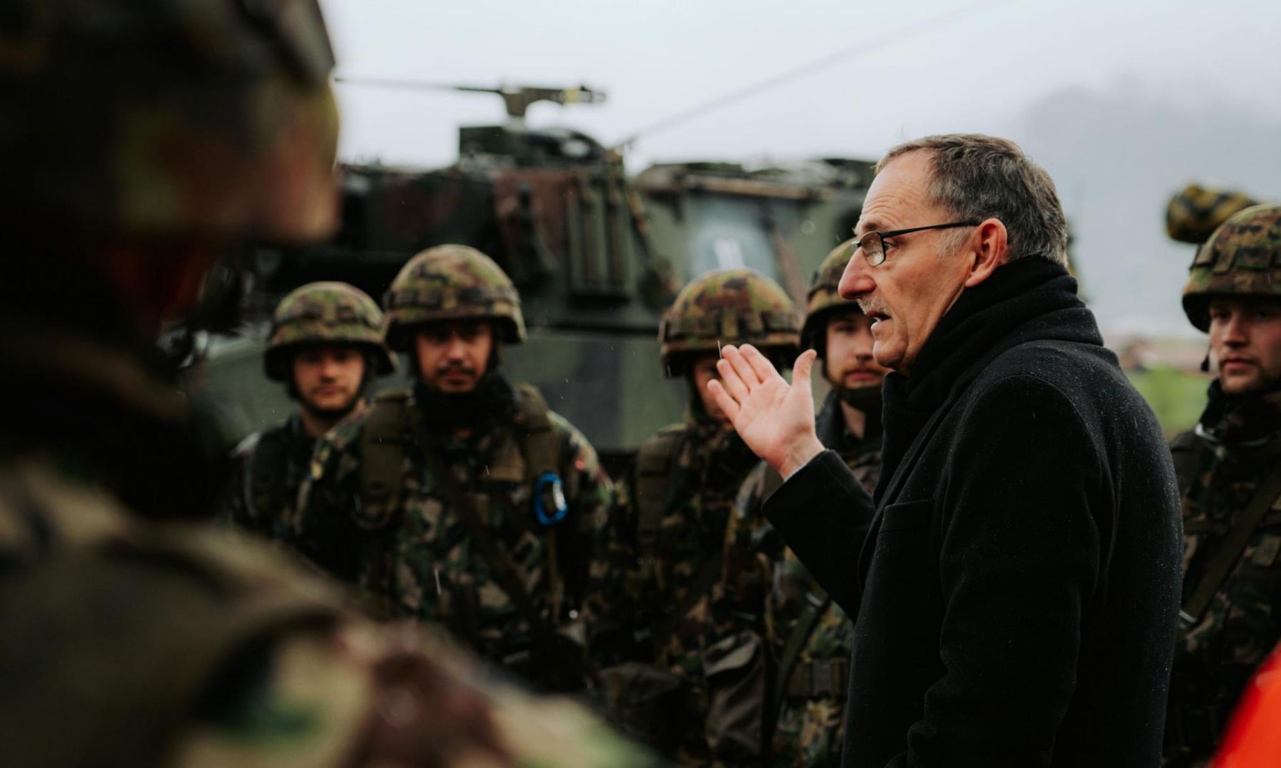 Regierungspräsident Mario Fehr besucht Artilleristen im Wallis | Kanton ...