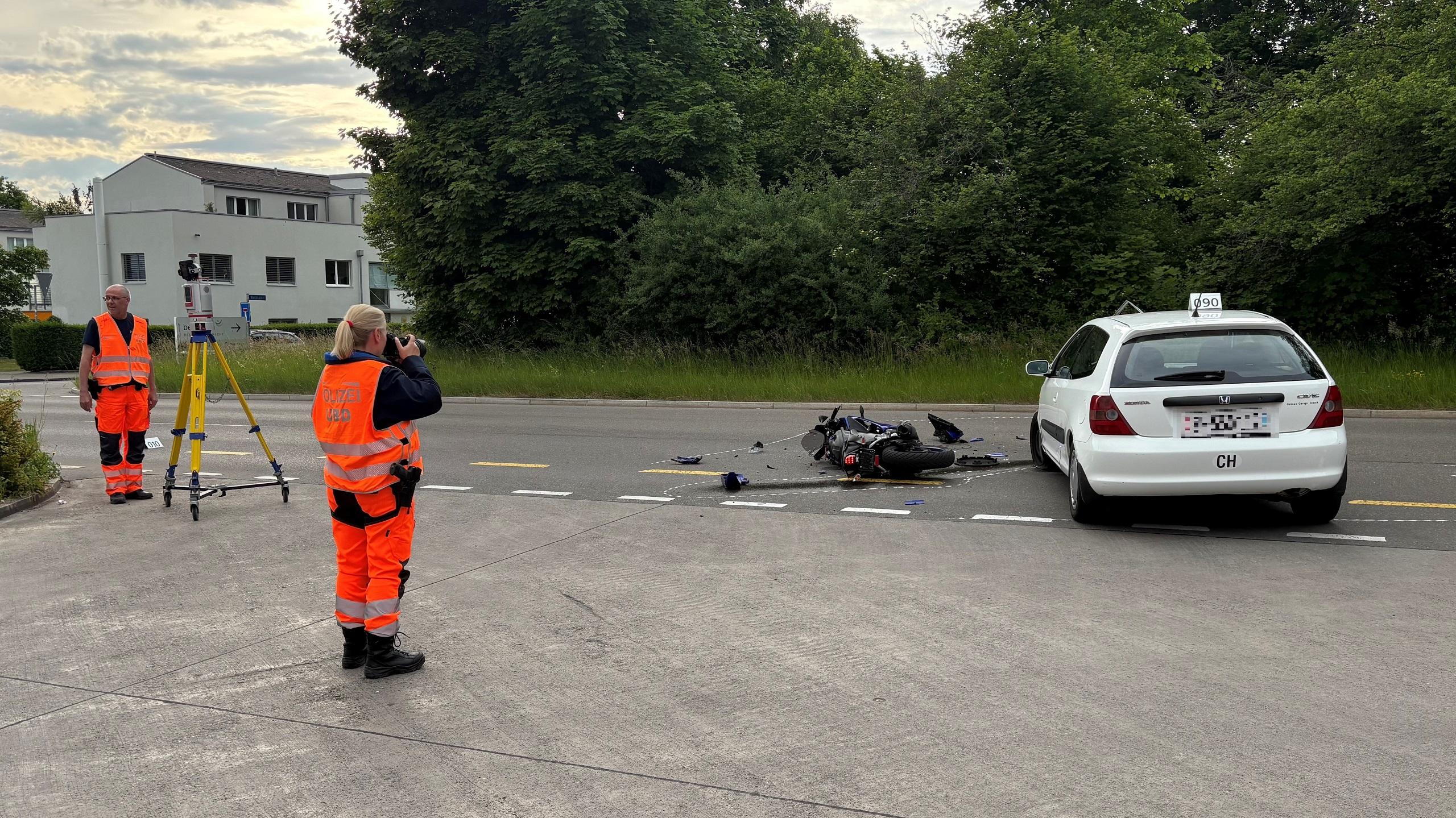 Küsnacht: Motorradfahrer bei Verkehrsunfall schwer verletzt | Kanton Zürich