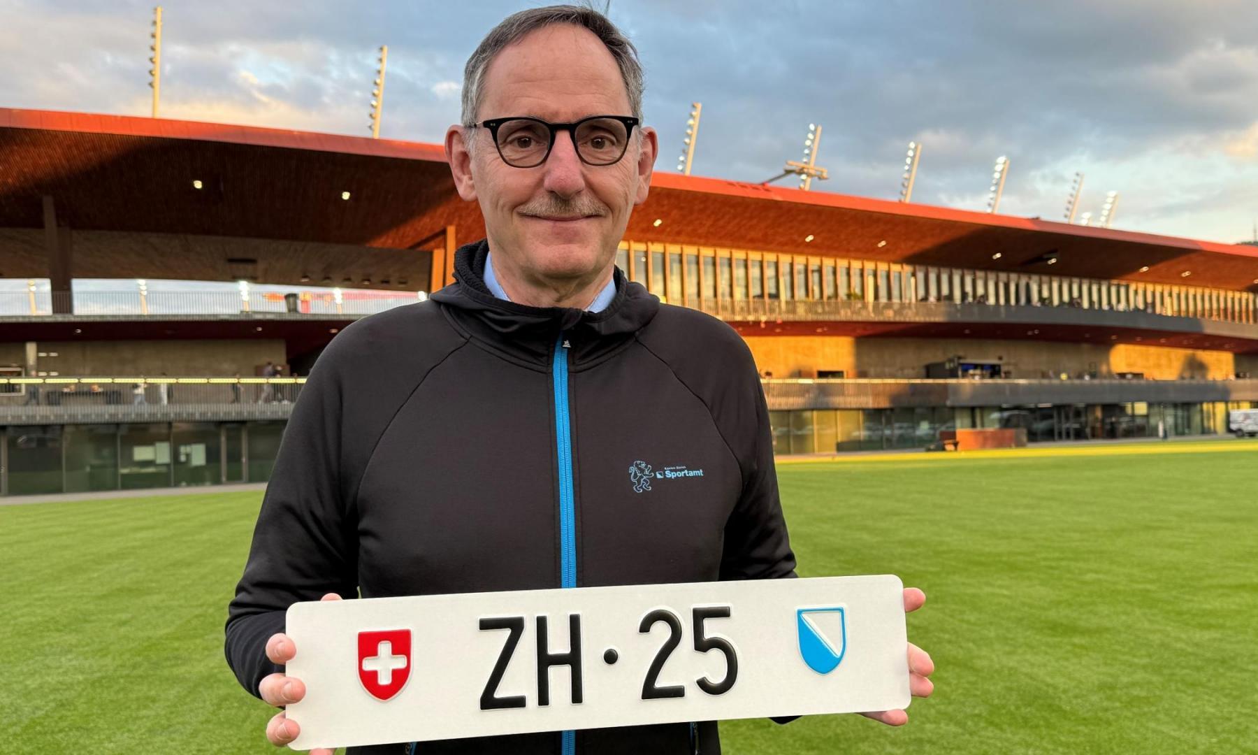 "ZH 25" - Kontrollschild-Auktion aus Anlass der Fussball-EM der Frauen ...